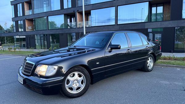 Melns Mercedes-Benz S 500 1997 Tallina, ar dzinēja tilpumu 5.00 L un nobraukumu 249 tūkst. km par 22999 €, foto 1 vietnē AUTOMOTO.COM.LV