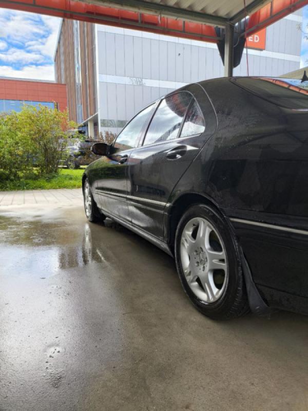 Black Mercedes-Benz S 500 2004 in Tallinn, with an engine capacity of 5.00 L and mileage of 240 thousand km for 5999 €, photo 3 on AUTOMOTO.COM.LV