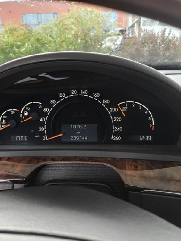 Black Mercedes-Benz S 500 2004 in Tallinn, with an engine capacity of 5.00 L and mileage of 240 thousand km for 5999 €, photo 5 on AUTOMOTO.COM.LV