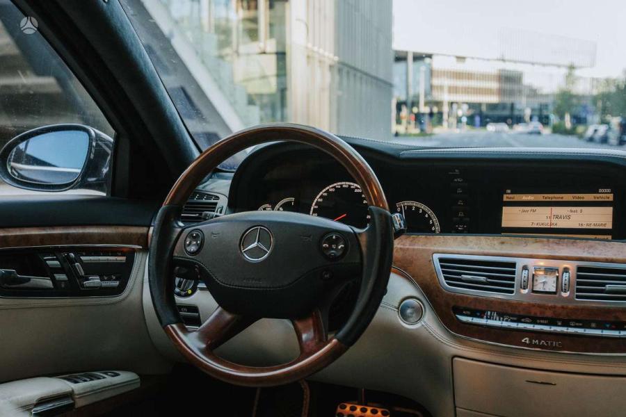 Melns Mercedes-Benz S 500 2006 Viļņa, ar dzinēja tilpumu 5.46 L un nobraukumu 279 tūkst. km par 7500 €, foto 12 vietnē AUTOMOTO.COM.LV