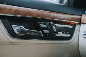 Melns Mercedes-Benz S 500 2006 Viļņa, ar dzinēja tilpumu 5.46 L un nobraukumu 279 tūkst. km par 7500 €, foto 15 vietnē AUTOMOTO.COM.LV