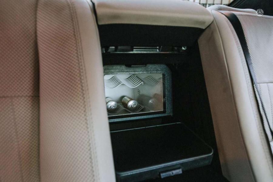 Melns Mercedes-Benz S 500 2006 Viļņa, ar dzinēja tilpumu 5.46 L un nobraukumu 279 tūkst. km par 7500 €, foto 22 vietnē AUTOMOTO.COM.LV