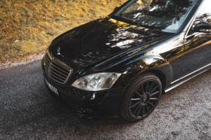 Black Mercedes-Benz S 500 2007 in Vilnius, with an engine capacity of 5.46 L and mileage of 330 thousand km for 7200 €, photo  on AUTOMOTO.COM.LV