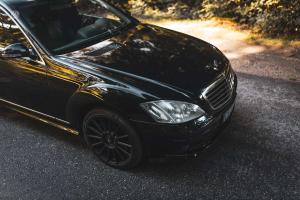 Black Mercedes-Benz S 500 2007 in Vilnius, with an engine capacity of 5.46 L and mileage of 330 thousand km for 7200 €, photo 3 on AUTOMOTO.COM.LV