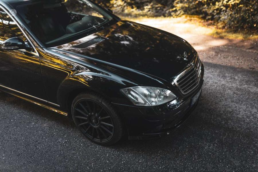 Black Mercedes-Benz S 500 2007 in Vilnius, with an engine capacity of 5.46 L and mileage of 330 thousand km for 7200 €, photo 3 on AUTOMOTO.COM.LV