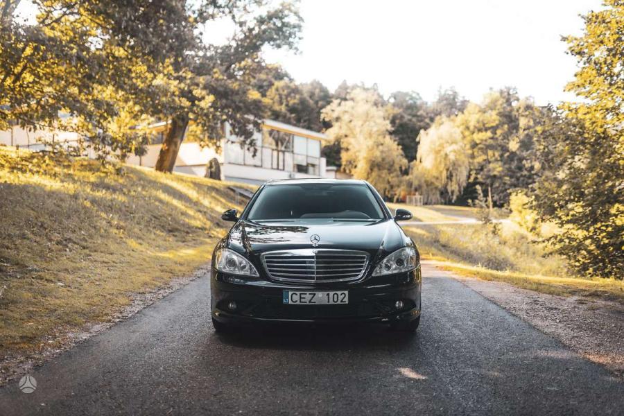 Black Mercedes-Benz S 500 2007 in Vilnius, with an engine capacity of 5.46 L and mileage of 330 thousand km for 7200 €, photo 4 on AUTOMOTO.COM.LV