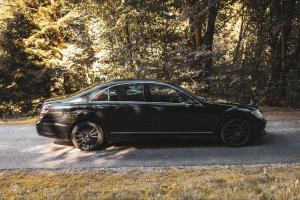Black Mercedes-Benz S 500 2007 in Vilnius, with an engine capacity of 5.46 L and mileage of 330 thousand km for 7200 €, photo 5 on AUTOMOTO.COM.LV