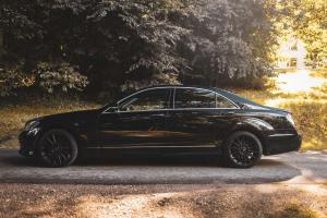 Black Mercedes-Benz S 500 2007 in Vilnius, with an engine capacity of 5.46 L and mileage of 330 thousand km for 7200 €, photo 6 on AUTOMOTO.COM.LV