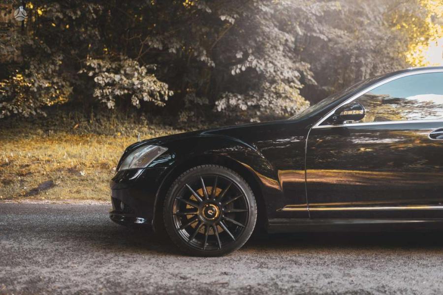 Black Mercedes-Benz S 500 2007 in Vilnius, with an engine capacity of 5.46 L and mileage of 330 thousand km for 7200 €, photo 7 on AUTOMOTO.COM.LV