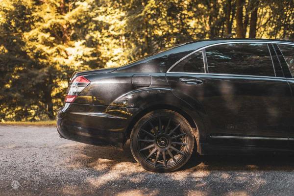 Melns Mercedes-Benz S 500 2007 Viļņa, ar dzinēja tilpumu 5.46 L un nobraukumu 330 tūkst. km par 7200 €, foto 7 vietnē AUTOMOTO.COM.LV