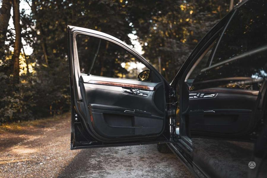 Black Mercedes-Benz S 500 2007 in Vilnius, with an engine capacity of 5.46 L and mileage of 330 thousand km for 7200 €, photo 14 on AUTOMOTO.COM.LV