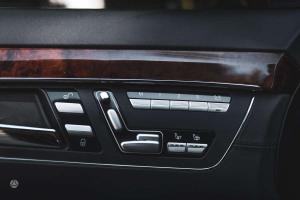 Black Mercedes-Benz S 500 2007 in Vilnius, with an engine capacity of 5.46 L and mileage of 330 thousand km for 7200 €, photo 15 on AUTOMOTO.COM.LV