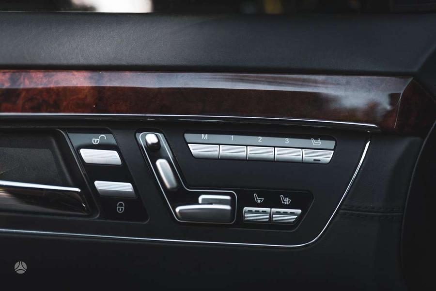 Black Mercedes-Benz S 500 2007 in Vilnius, with an engine capacity of 5.46 L and mileage of 330 thousand km for 7200 €, photo 15 on AUTOMOTO.COM.LV