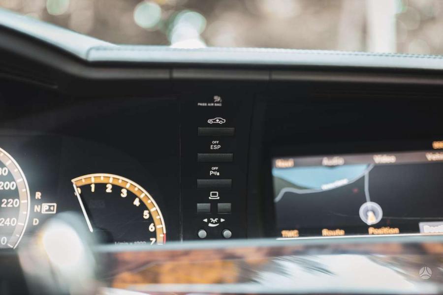 Black Mercedes-Benz S 500 2007 in Vilnius, with an engine capacity of 5.46 L and mileage of 330 thousand km for 7200 €, photo 21 on AUTOMOTO.COM.LV
