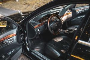 Black Mercedes-Benz S 500 2007 in Vilnius, with an engine capacity of 5.46 L and mileage of 330 thousand km for 7200 €, photo 26 on AUTOMOTO.COM.LV