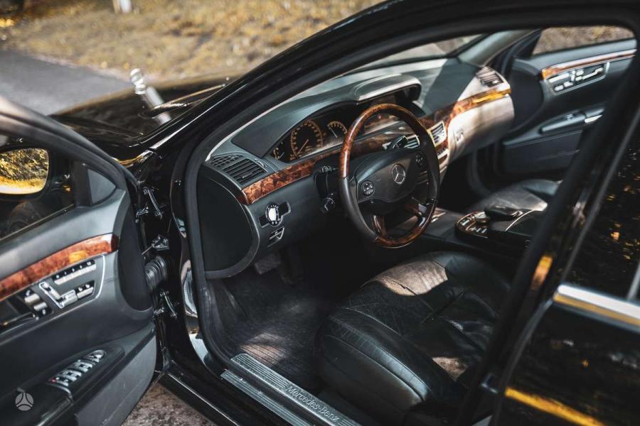 Black Mercedes-Benz S 500 2007 in Vilnius, with an engine capacity of 5.46 L and mileage of 330 thousand km for 7200 €, photo 26 on AUTOMOTO.COM.LV
