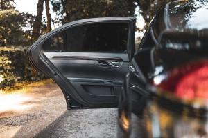 Black Mercedes-Benz S 500 2007 in Vilnius, with an engine capacity of 5.46 L and mileage of 330 thousand km for 7200 €, photo 27 on AUTOMOTO.COM.LV