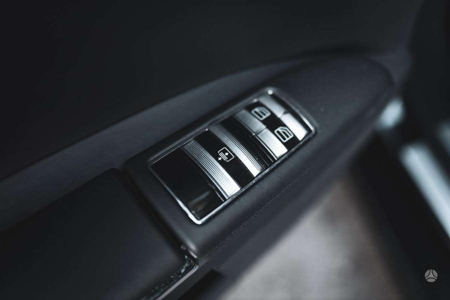 Black Mercedes-Benz S 500 2007 in Vilnius, with an engine capacity of 5.46 L and mileage of 330 thousand km for 7200 €, photo 28 on AUTOMOTO.COM.LV