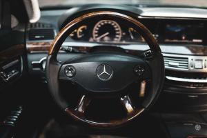 Black Mercedes-Benz S 500 2007 in Vilnius, with an engine capacity of 5.46 L and mileage of 330 thousand km for 7200 €, photo 29 on AUTOMOTO.COM.LV