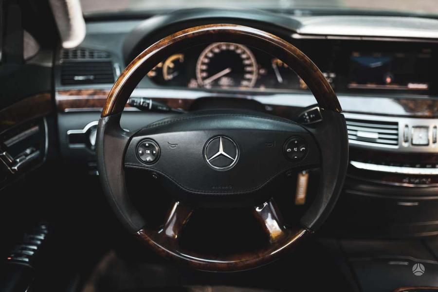 Black Mercedes-Benz S 500 2007 in Vilnius, with an engine capacity of 5.46 L and mileage of 330 thousand km for 7200 €, photo 29 on AUTOMOTO.COM.LV