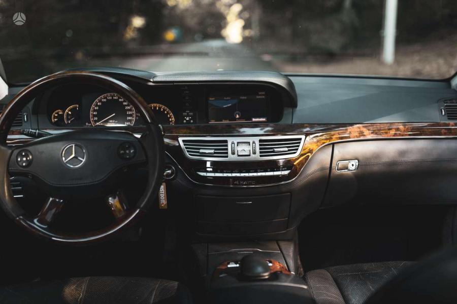 Black Mercedes-Benz S 500 2007 in Vilnius, with an engine capacity of 5.46 L and mileage of 330 thousand km for 7200 €, photo 31 on AUTOMOTO.COM.LV