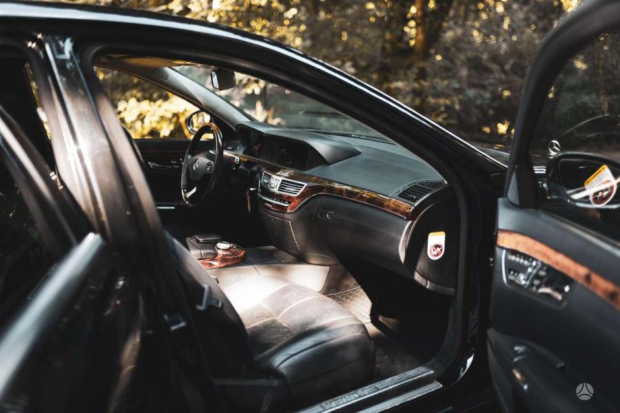 Black Mercedes-Benz S 500 2007 in Vilnius, with an engine capacity of 5.46 L and mileage of 330 thousand km for 7200 €, photo 32 on AUTOMOTO.COM.LV