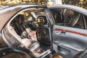 Black Mercedes-Benz S 500 2007 in Vilnius, with an engine capacity of 5.46 L and mileage of 330 thousand km for 7200 €, photo 35 on AUTOMOTO.COM.LV