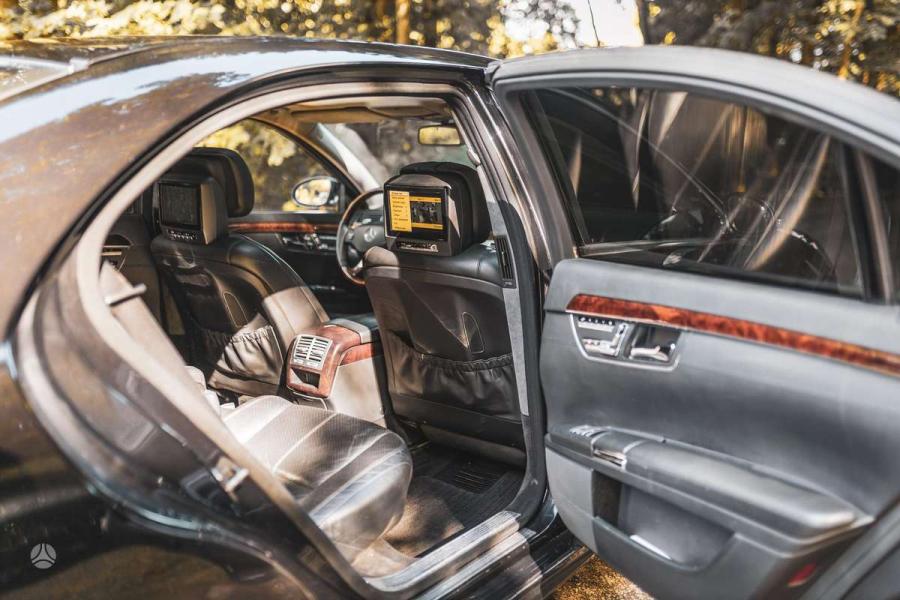 Black Mercedes-Benz S 500 2007 in Vilnius, with an engine capacity of 5.46 L and mileage of 330 thousand km for 7200 €, photo 35 on AUTOMOTO.COM.LV
