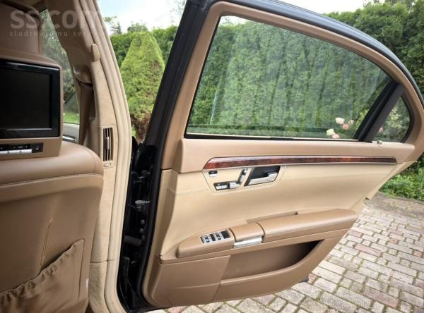 Black Mercedes-Benz S 500 2007 in Riga, with an engine capacity of 5.50 L and mileage of 223 thousand km for 7900 €, photo 8 on AUTOMOTO.COM.LV