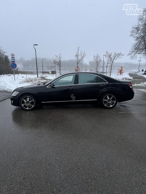 Melns Mercedes-Benz S 500 2008 Kauņa, ar dzinēja tilpumu 5.50 L un nobraukumu 426 tūkst. km par 8500 €, foto 1 vietnē AUTOMOTO.COM.LV