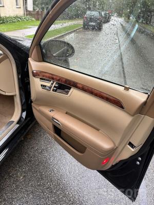 Melns Mercedes-Benz S 500 2008 Rīga, ar dzinēja tilpumu 5.50 L un nobraukumu 345 tūkst. km par 7900 €, foto 14 vietnē AUTOMOTO.COM.LV