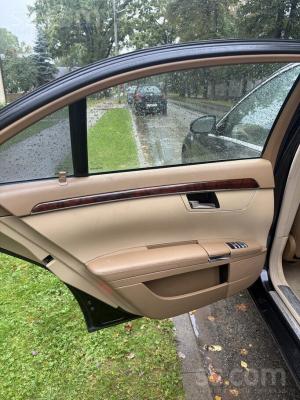 Melns Mercedes-Benz S 500 2008 Rīga, ar dzinēja tilpumu 5.50 L un nobraukumu 345 tūkst. km par 7900 €, foto 22 vietnē AUTOMOTO.COM.LV