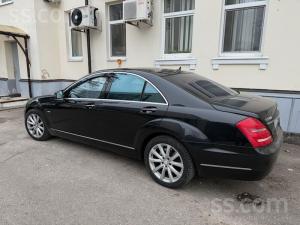 Black Mercedes-Benz S 500 2009 in Riga, with an engine capacity of 5.00 L and mileage of 288 thousand km for 14500 €, photo 1 on AUTOMOTO.COM.LV