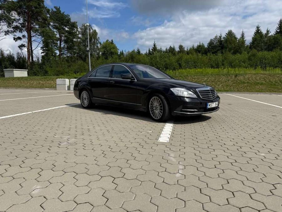 Melns Mercedes-Benz S 500 2009 Viļņa, ar dzinēja tilpumu 5.46 L un nobraukumu 537 tūkst. km par 5500 €, foto 3 vietnē AUTOMOTO.COM.LV