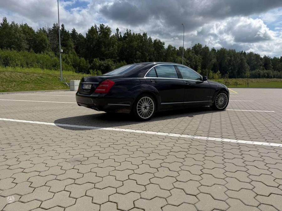 Melns Mercedes-Benz S 500 2009 Viļņa, ar dzinēja tilpumu 5.46 L un nobraukumu 537 tūkst. km par 5500 €, foto 7 vietnē AUTOMOTO.COM.LV