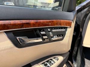 Melns Mercedes-Benz S 500 2009 Viļņa, ar dzinēja tilpumu 5.46 L un nobraukumu 537 tūkst. km par 5500 €, foto 14 vietnē AUTOMOTO.COM.LV