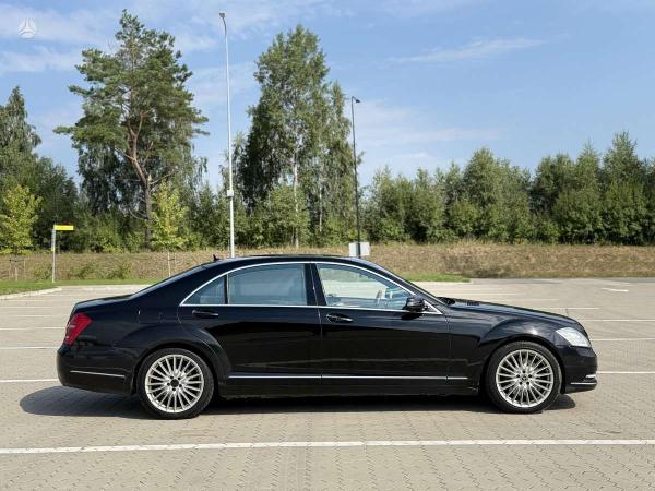 Melns Mercedes-Benz S 500 2009 Viļņa, ar dzinēja tilpumu 5.46 L un nobraukumu 537 tūkst. km par 5500 €, foto 2 vietnē AUTOMOTO.COM.LV