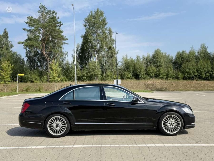 Melns Mercedes-Benz S 500 2009 Viļņa, ar dzinēja tilpumu 5.46 L un nobraukumu 537 tūkst. km par 5500 €, foto 3 vietnē AUTOMOTO.COM.LV