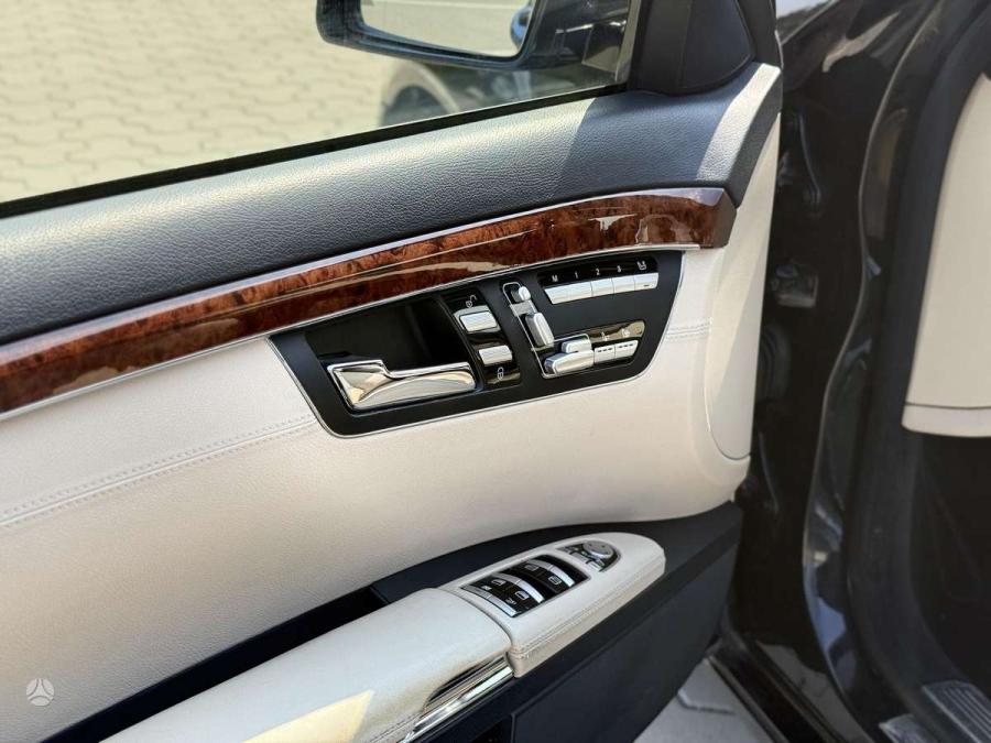 Melns Mercedes-Benz S 500 2009 Viļņa, ar dzinēja tilpumu 5.46 L un nobraukumu 537 tūkst. km par 5500 €, foto 13 vietnē AUTOMOTO.COM.LV