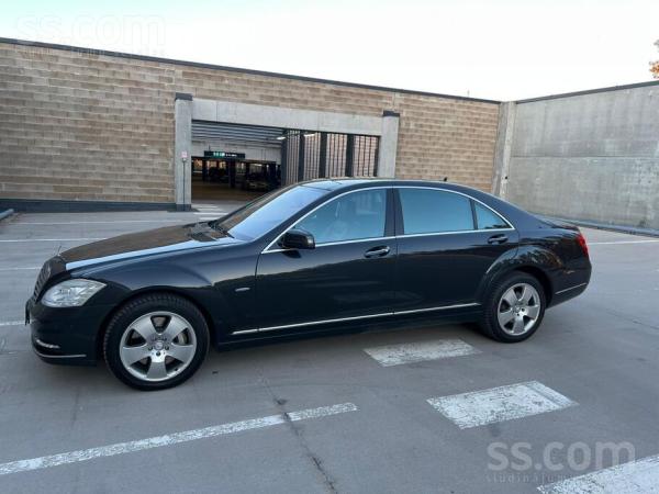 Black Mercedes-Benz S 500 2011 in Riga, with an engine capacity of 4.70 L and mileage of 181 thousand km for 16000 €, photo 4 on AUTOMOTO.COM.LV
