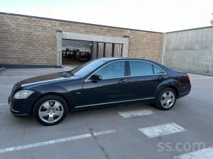 Melns Mercedes-Benz S 500 2011 Rīga, ar dzinēja tilpumu 4.70 L un nobraukumu 181 tūkst. km par 16000 €, foto 5 vietnē AUTOMOTO.COM.LV
