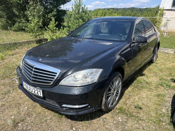Черный Мерседес С 500 2012 в Вильнюс, объемом двигателя 4.66 л и пробегом 330 тыс. км за 7200 €, фото 1 на AUTOMOTO.COM.LV