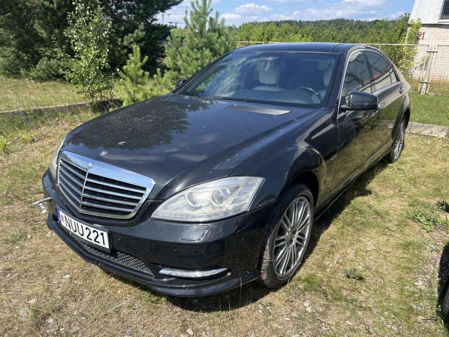 Черный Мерседес С 500 2012 в Вильнюс, объемом двигателя 4.66 л и пробегом 330 тыс. км за 7200 €, фото 1 на AUTOMOTO.COM.LV