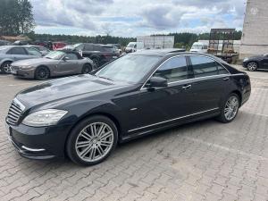 Черный Мерседес С 500 2012 в Вильнюс, объемом двигателя 4.66 л и пробегом 330 тыс. км за 8600 €, фото  на AUTOMOTO.COM.LV