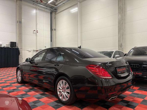 Black Mercedes-Benz S 500 2014 in Vilnius, with an engine capacity of 4.66 L and mileage of 215 thousand km for 22999 €, photo 6 on AUTOMOTO.COM.LV