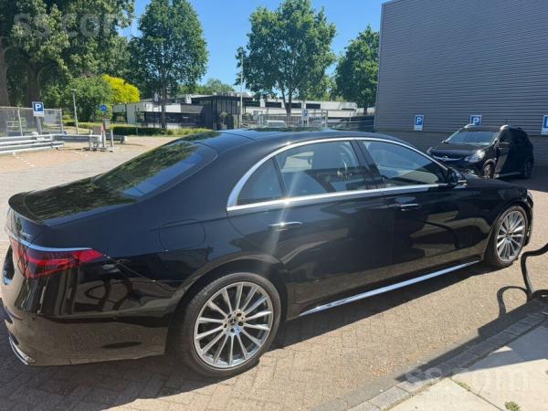 Black Mercedes-Benz S 500 2023 in Riga, with an engine capacity of 4.00 L and mileage of 43 thousand km for 74500 €, photo 4 on AUTOMOTO.COM.LV