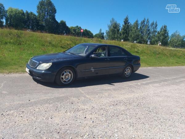 Zils Mercedes-Benz S 500 2000 Viļņa, ar dzinēja tilpumu 5.00 L un nobraukumu 258 tūkst. km par 1950 €, foto 1 vietnē AUTOMOTO.COM.LV