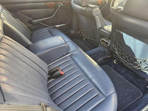 Blue Mercedes-Benz S 500 1983 in Vilnius, with an engine capacity of 5.00 L and mileage of 237 thousand km for 22800 €, photo 11 on AUTOMOTO.COM.LV