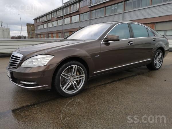 Коричневый Мерседес С 500 2011 в Рига, объемом двигателя 4.70 л и пробегом 139 тыс. км за 24950 €, фото 1 на AUTOMOTO.COM.LV