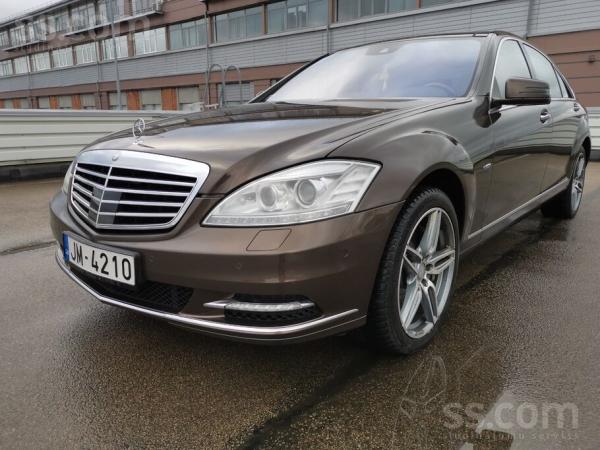 Коричневый Мерседес С 500 2011 в Рига, объемом двигателя 4.70 л и пробегом 139 тыс. км за 24950 €, фото 2 на AUTOMOTO.COM.LV